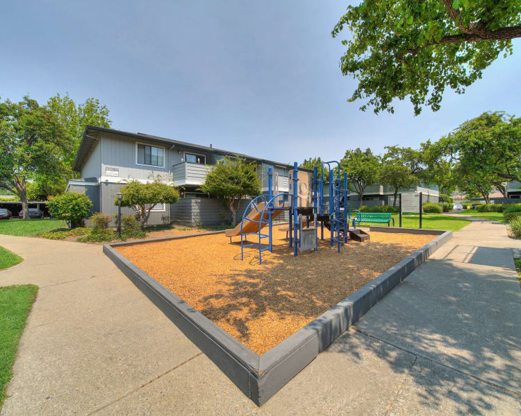 San Leandro Townhomes & Apartments for Rent | Parkside Commons