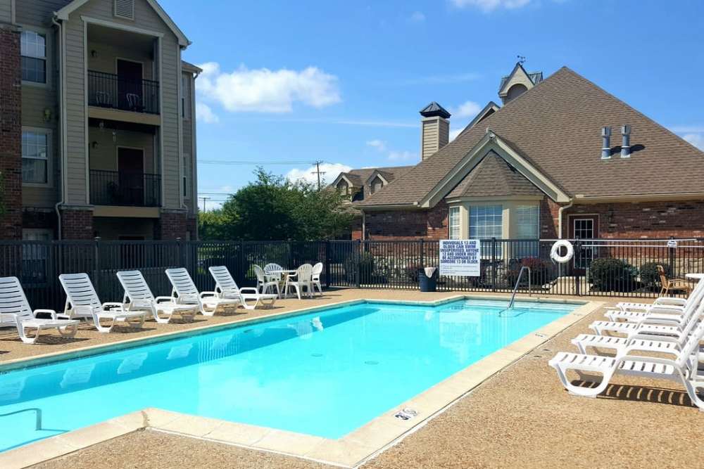 Apartments in The Trails Lenexa w/ a Swimming Pool
