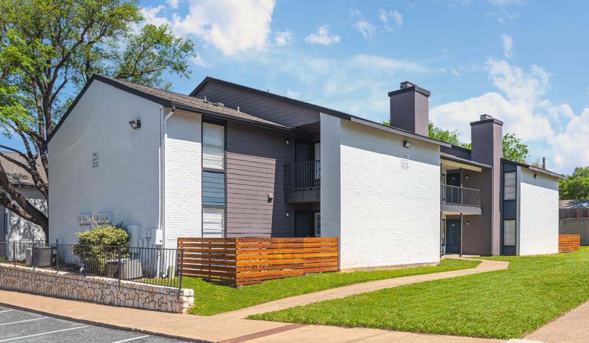 Photos of Barrett Apartment Homes | Apartments in Garland, TX
