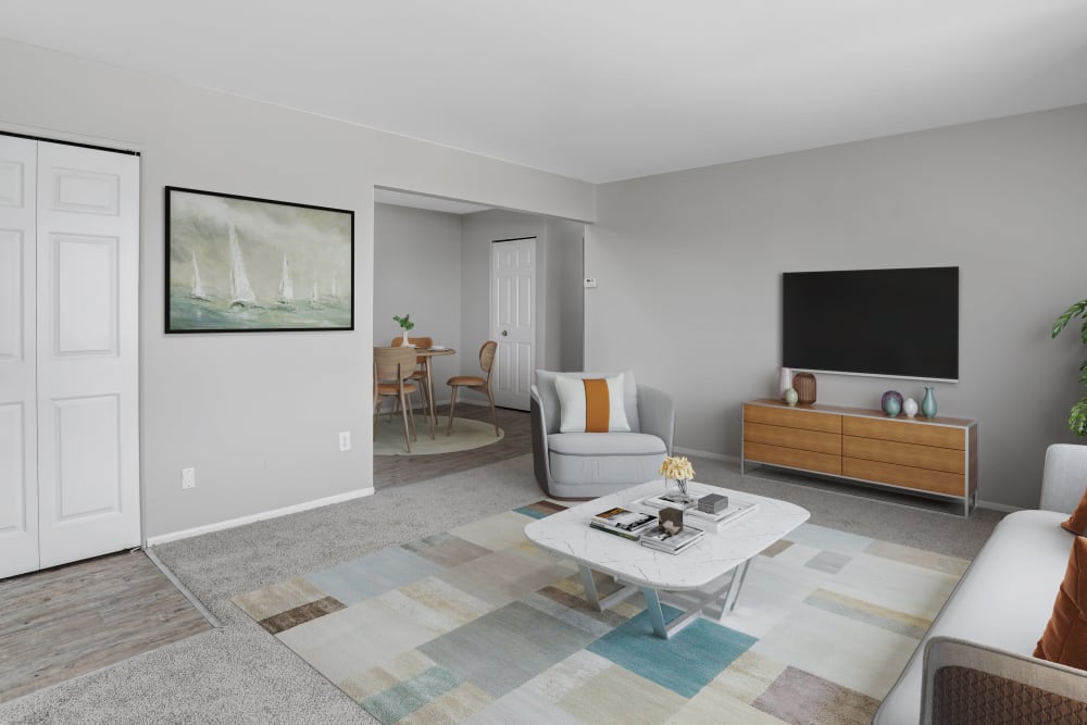 Photos of Maple Creek Apartments in Sterling Heights, MI